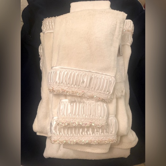 Avanti | Bath | Lnwot Avanti White Towel Set With Silk White Rouching ...